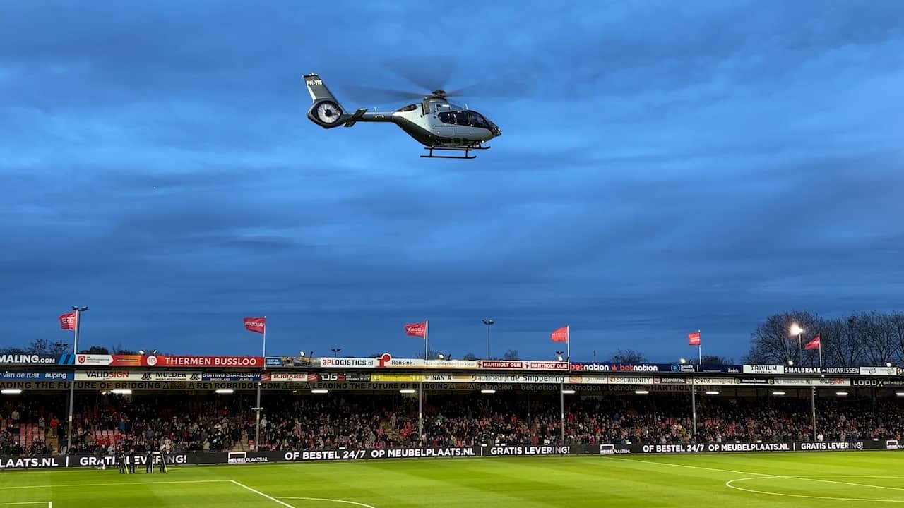 Zieke Ryan landt met helikopter in volgepakt stadion | NU.nl