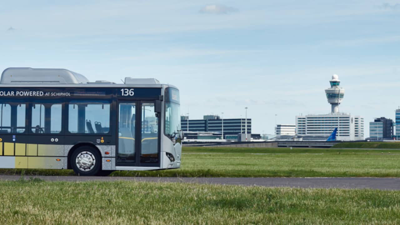 Schiphol vervoert reizigers met elektrische bus van vliegtuig naar gate ...