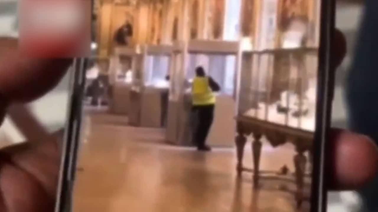 Overvallers klommen bij kunstroof vanuit eigen bouwlift het Louvre in ...