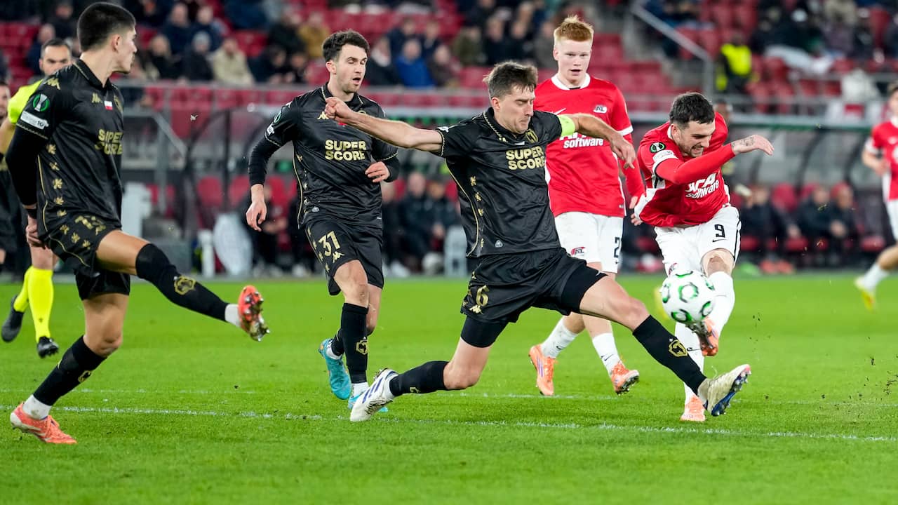 AZ naar tussenronde Conference League na gelijkspel tegen tiental ...