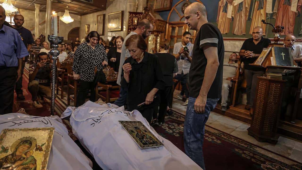 Trump en paus betreuren Israëlische aanval op katholieke kerk Gaza ...