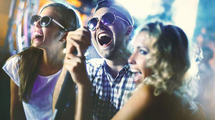 Dit is waarom zingen in de auto goed voor je is | Hybride rijden | NU.nl