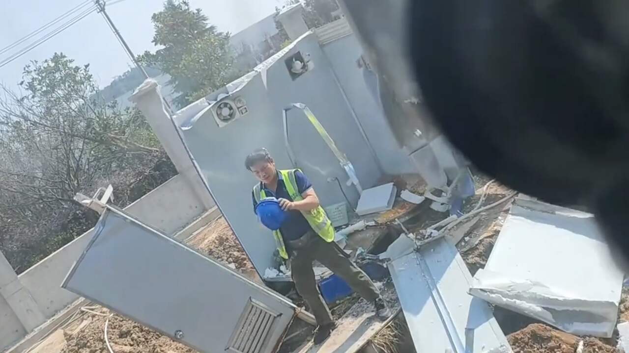 Bouwers slopen toilet zonder te weten dat collega binnen is | NU.nl