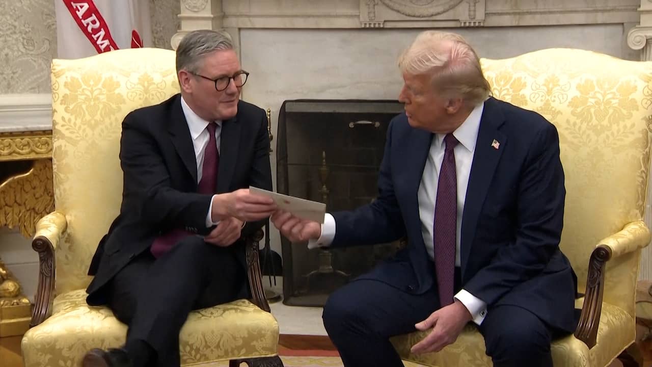 Starmer geeft Trump brief van koning Charles: 'Moet ik nu lezen?' | NU.nl