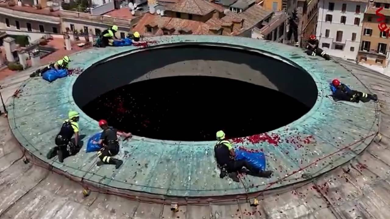 Brandweer klimt op Pantheon voor regen van rozenblaadjes | NU.nl