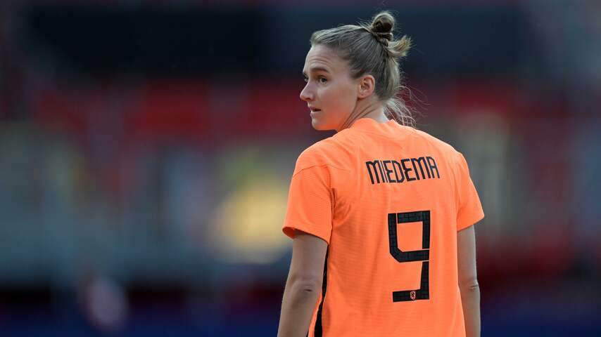 Miedema spreekt schande van volle voetbalkalender: 'We slaan volledig ...
