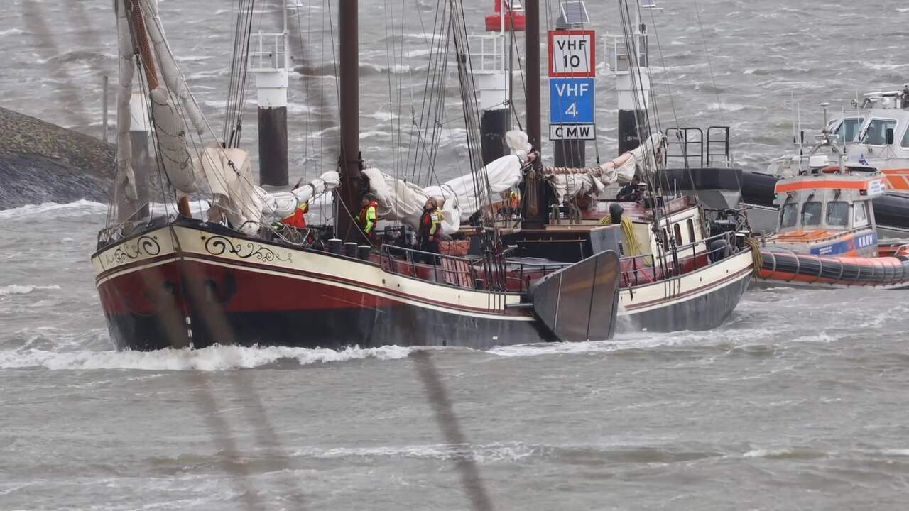 Reddingsdienst sleept beschadigd zeilschip naar Harlingen | NU.nl