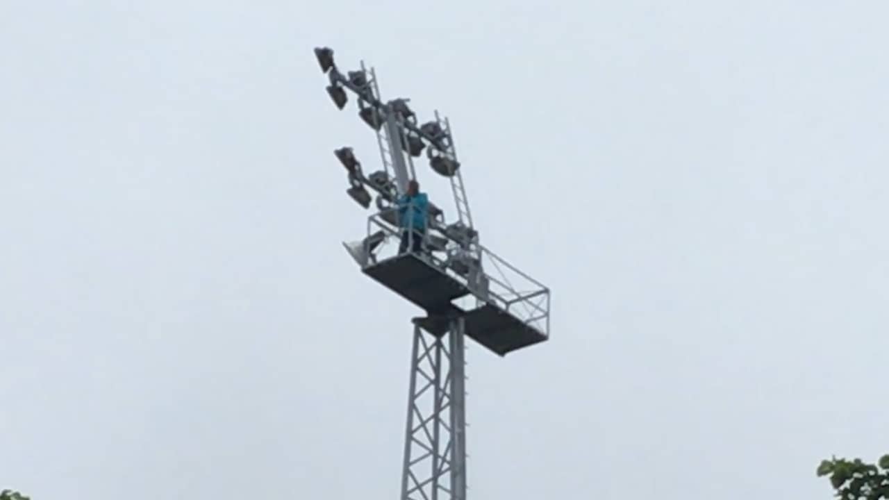 Man zit uren vast in lichtmast op Woudestein | NU.nl