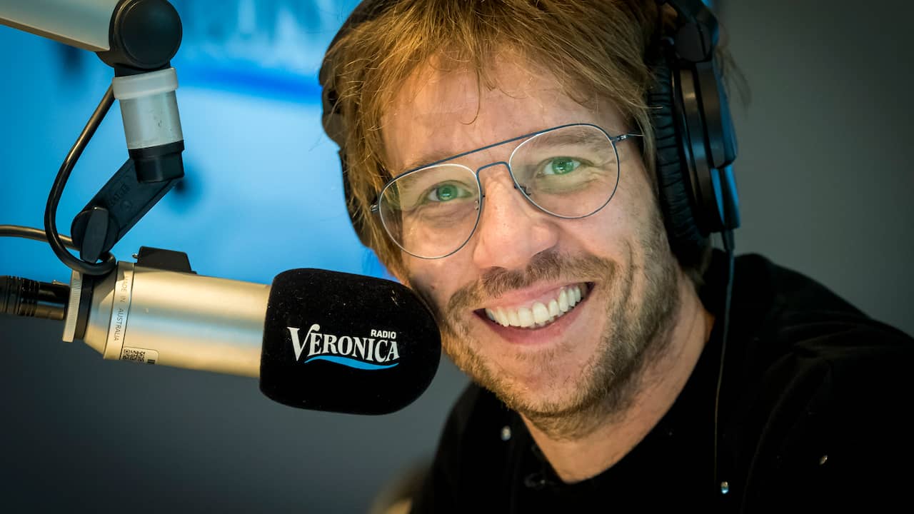 Tim Knol verlaat boos de studio van Giel Beelen na grap met stripper ...