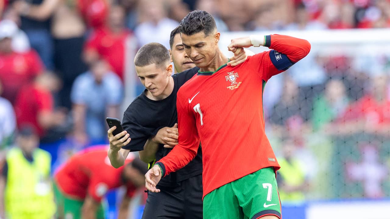 Meerdere veldbetreders vallen Ronaldo lastig tijdens EK-duel Portugal ...