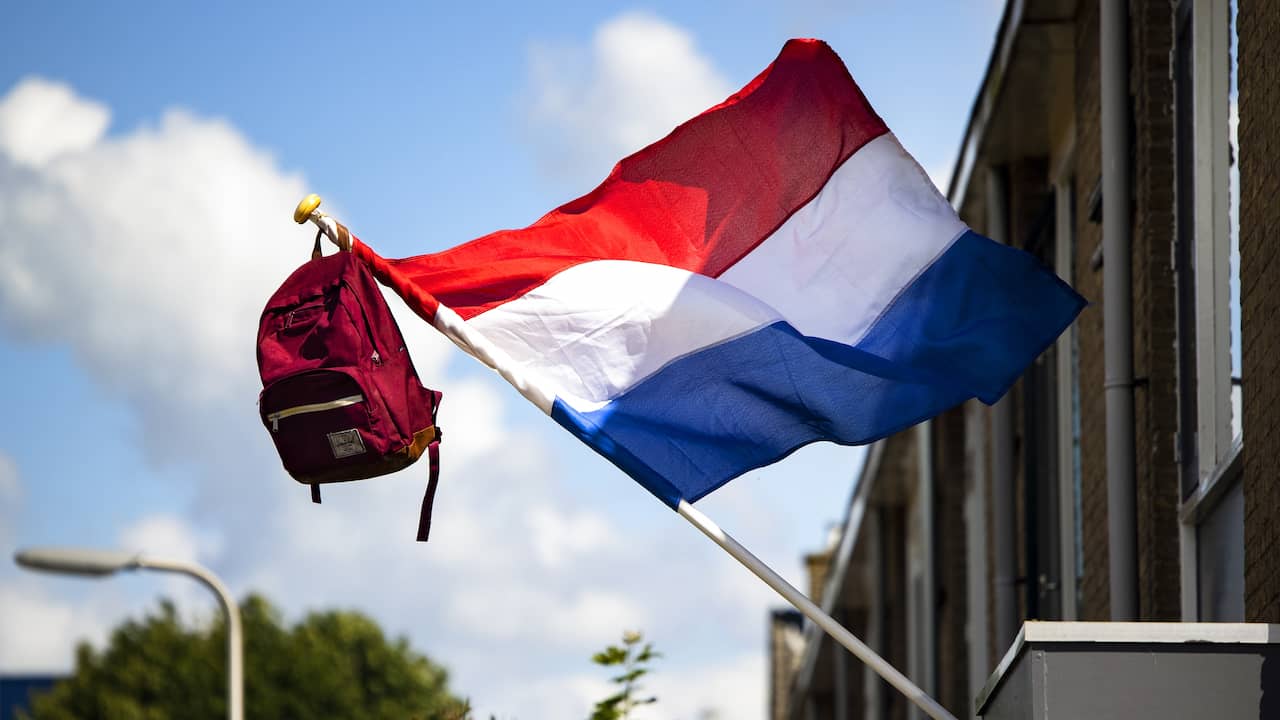 Spannende dag voor scholieren die horen of vlag met schooltas ...