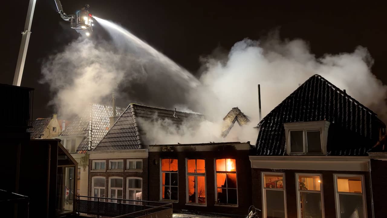 Grote brand verwoest woning in centrum Leeuwarden | NU.nl