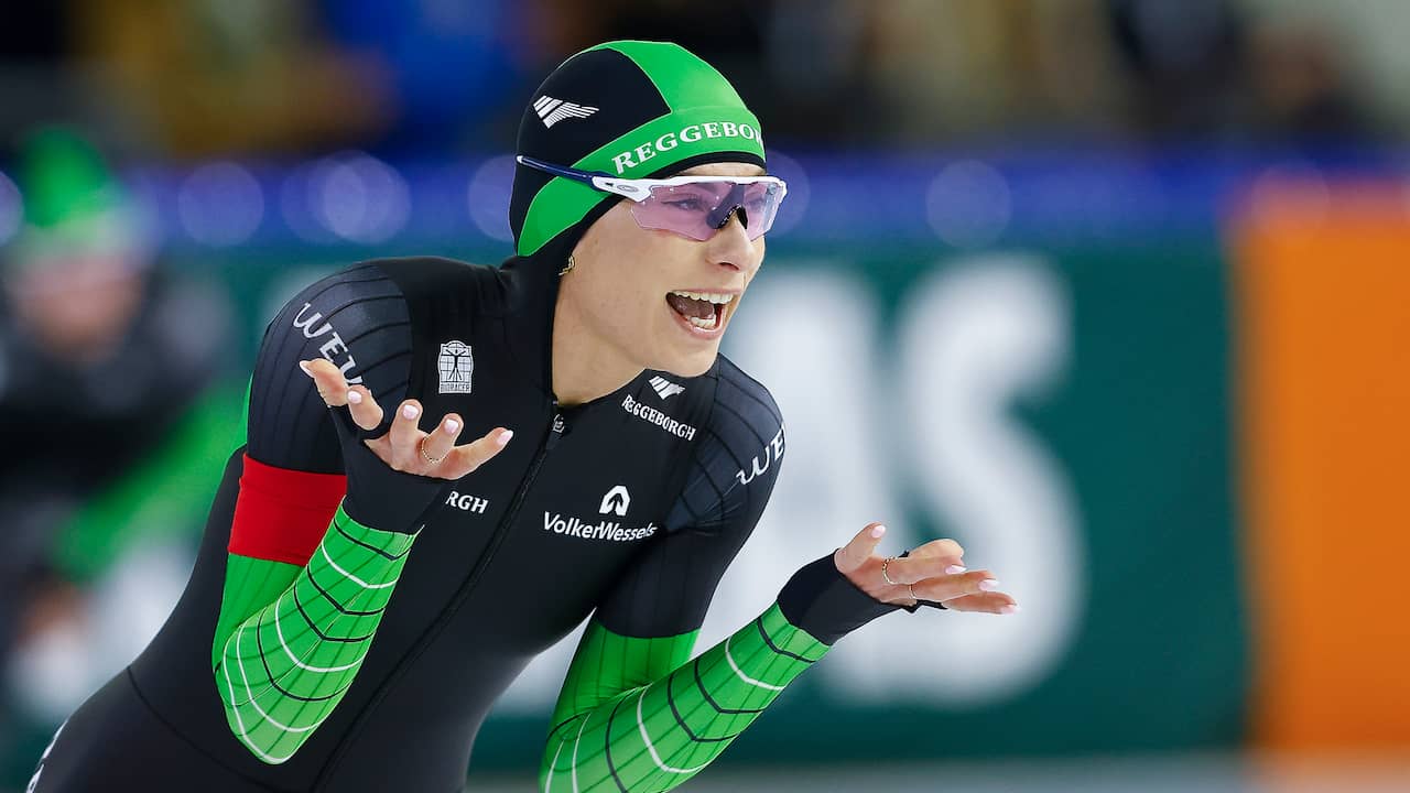 Femke Kok verbluft met baanrecord Thialf bij haar eerste 1.500 meter in ...