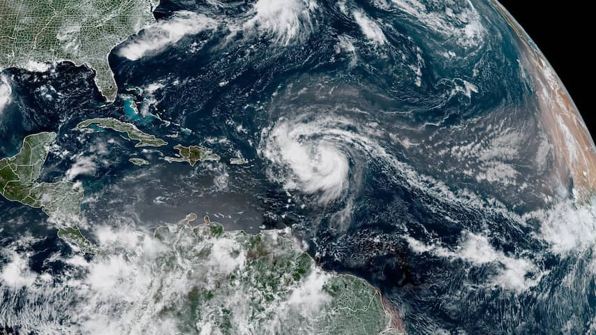 Orkaan Erin neemt iets in kracht af, raasde ook langs Caribisch ...