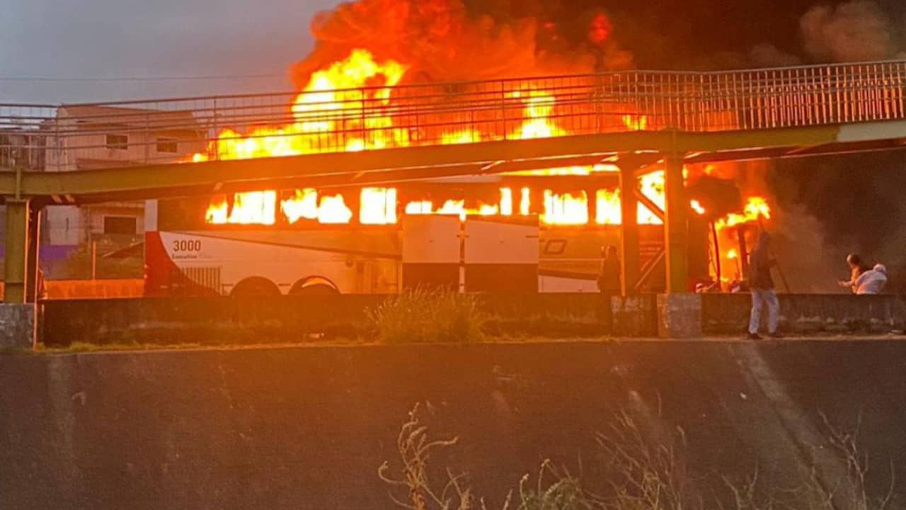 Voetbalfan uit Brazilië overleden nadat rivalen supportersbus in brand ...