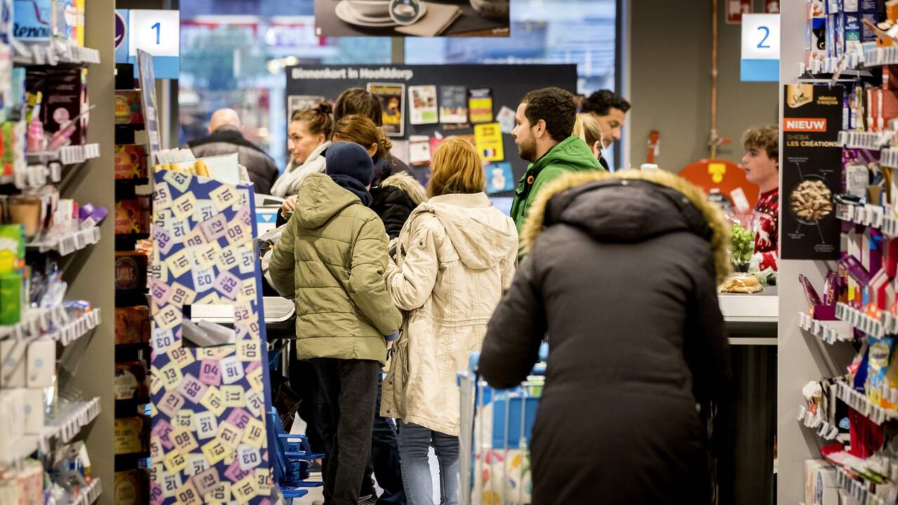 Lonen kunnen zeker omhoog, maar alleen als het mogelijk is | Economie ...