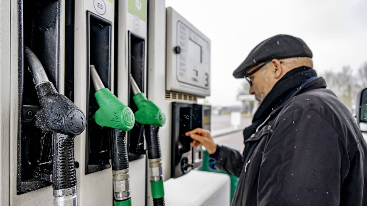 Benzine wordt flink duurder, terwijl olieprijs daalt | Economie | NU.nl