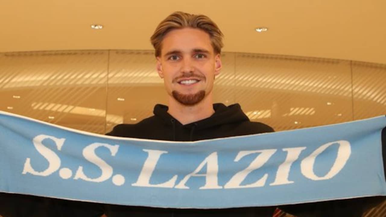 Kenneth Taylor komt aan op vliegveld in Rome en toont Lazio-sjaal | NU.nl