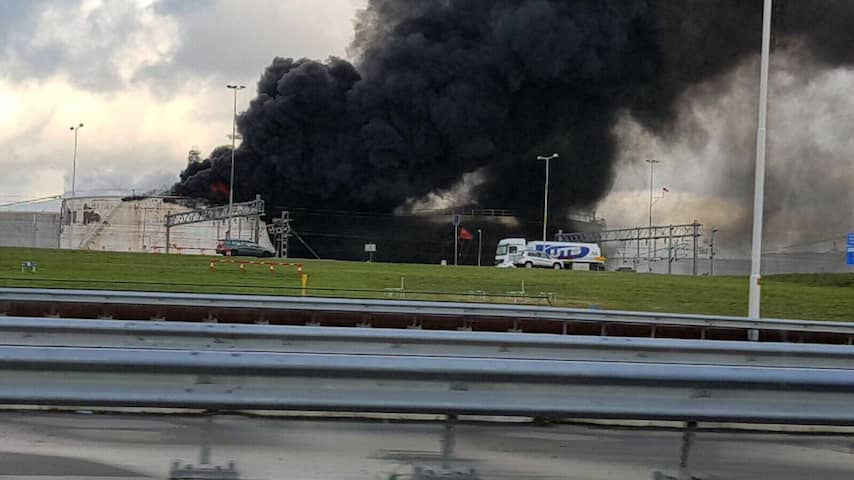 Enige tijd veel rook bij brand raffinaderij van Shell Rotterdam ...