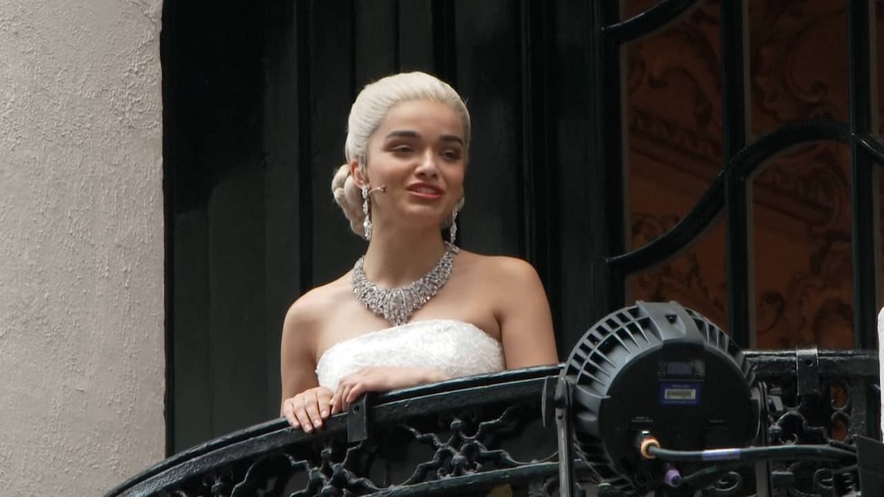 Rachel Zegler zingt hit uit musical Evita op balkon West End | NU.nl