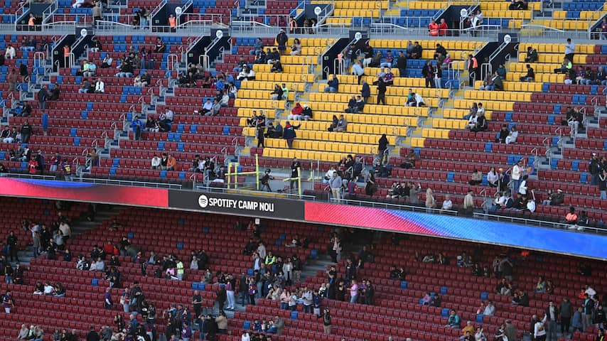 Duizenden fans aanwezig bij training van Barça in nieuwe Camp Nou ...