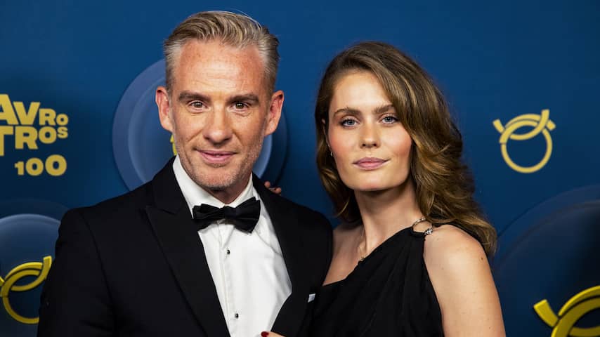 Art Rooijakkers en vriendin geven elkaar jawoord op bruiloft vol liefde ...