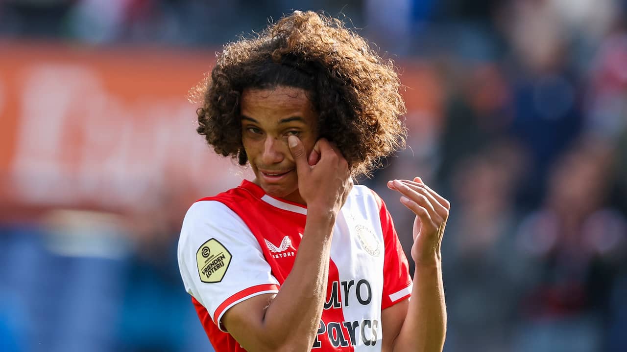 Tranen van geluk bij Feyenoord-talent Zechiël na debuut: 'Heel erg ...