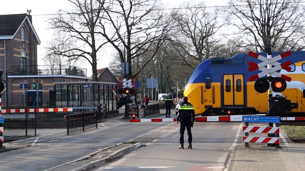 Toeterende NS-treinen vanwege gebroken spoorboom bij Wolfheze | NU.nl