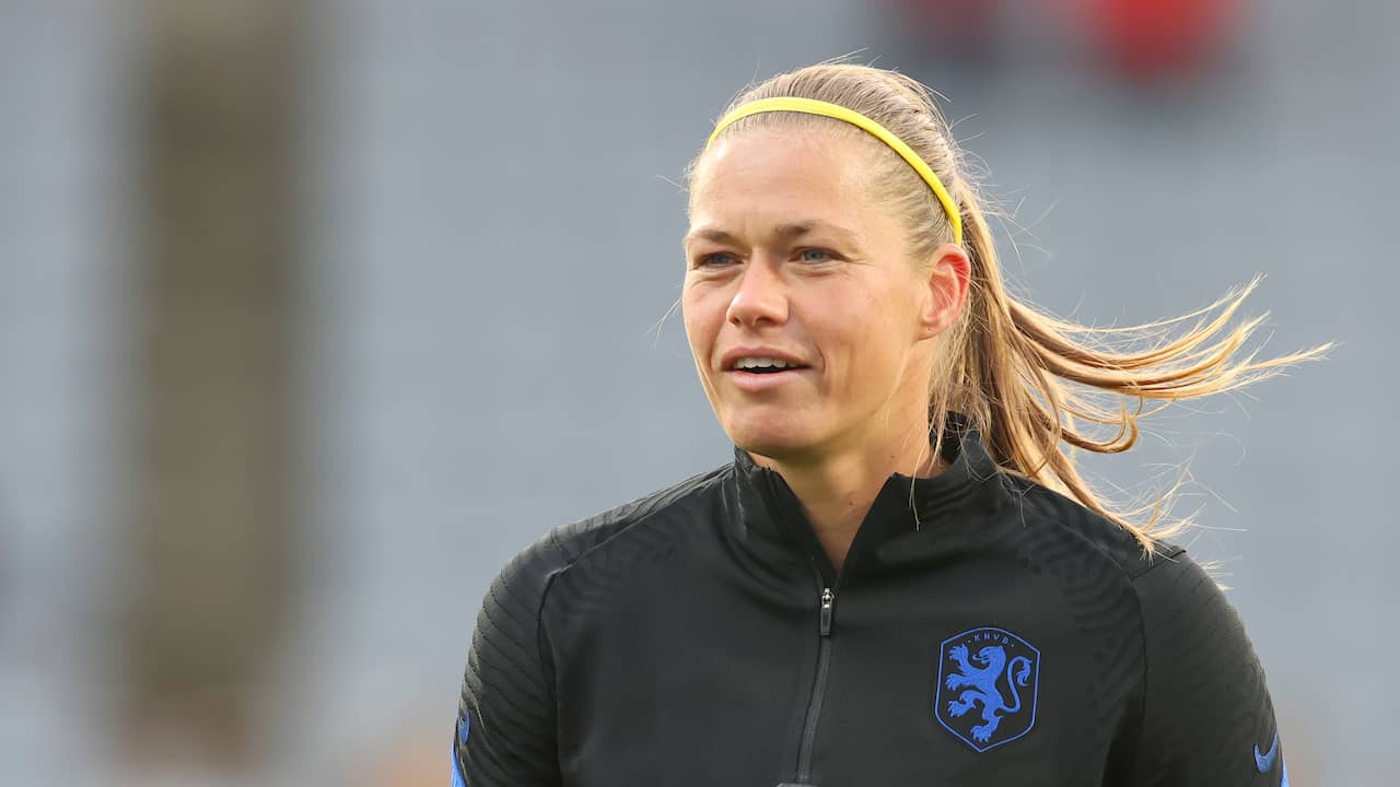 EK-winnaar en 87-voudig international Anouk Dekker (38) beëindigt ...