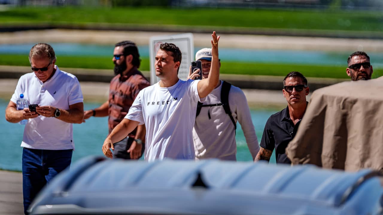 Charlie Kirk is tijdens een debat doodgeschoten. De schutter is nog voortvluchtig | NU.nl