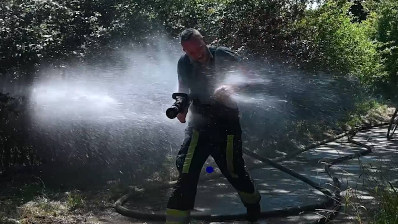Brandweermannen houden watergevecht in Friesland | NU.nl