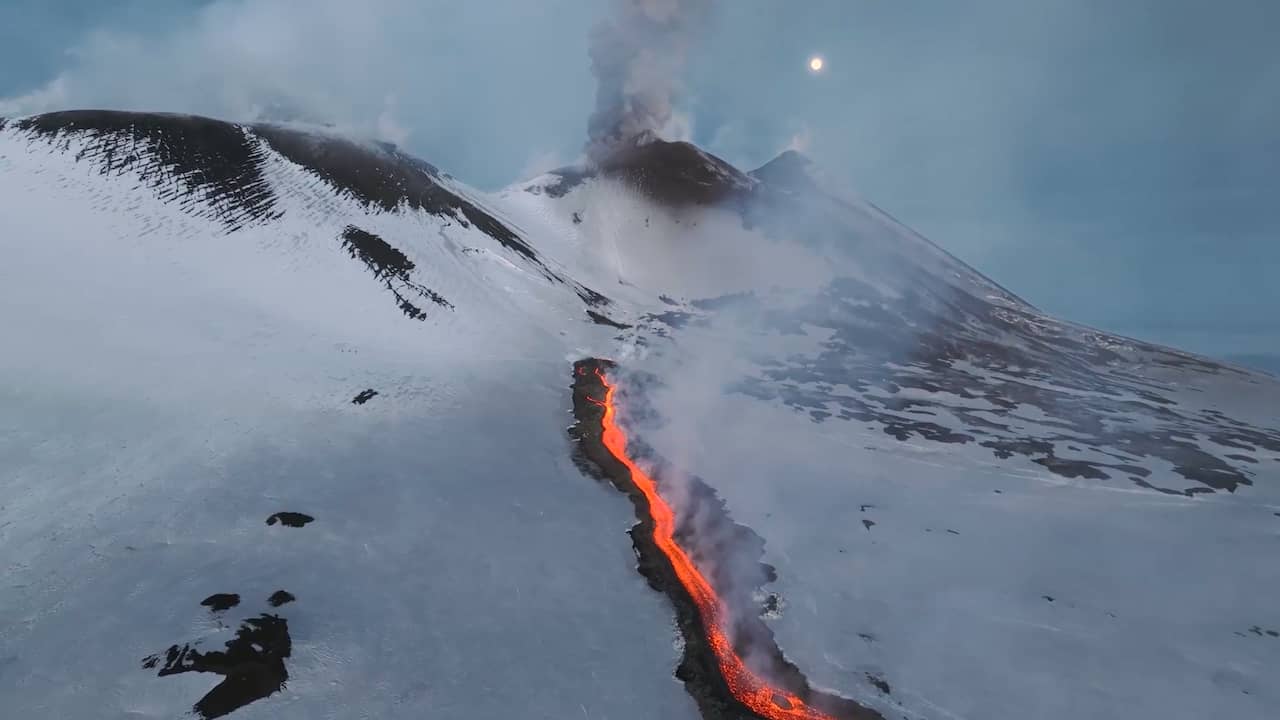 Spectaculaire dronebeelden van lavastroom uit besneeuwde Etna | NU.nl