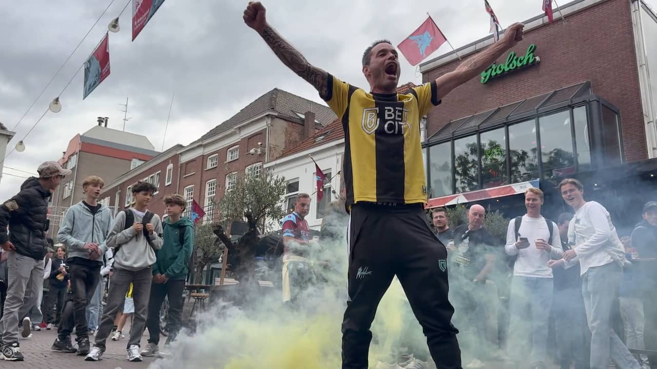 Vitesse-fans vieren dat hun club tóch profvoetbal mag spelen | NU.nl