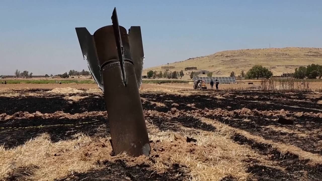 Halve raket steekt uit de grond na luchtaanvallen tussen Israël en Iran ...