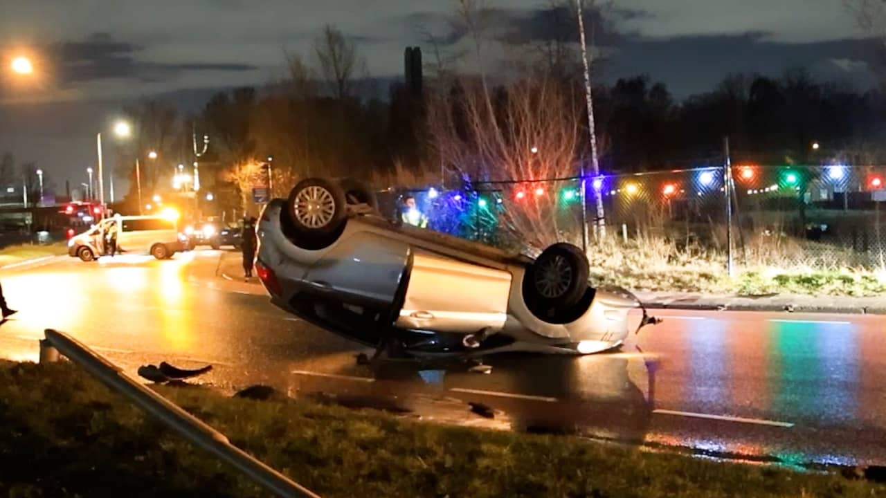 Auto eindigt ondersteboven na botsing tegen lantaarnpaal in Delft | NU.nl
