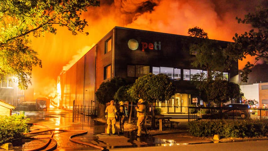Brandweer blust na bij grote brand bij veevoerbedrijf in Veenendaal ...