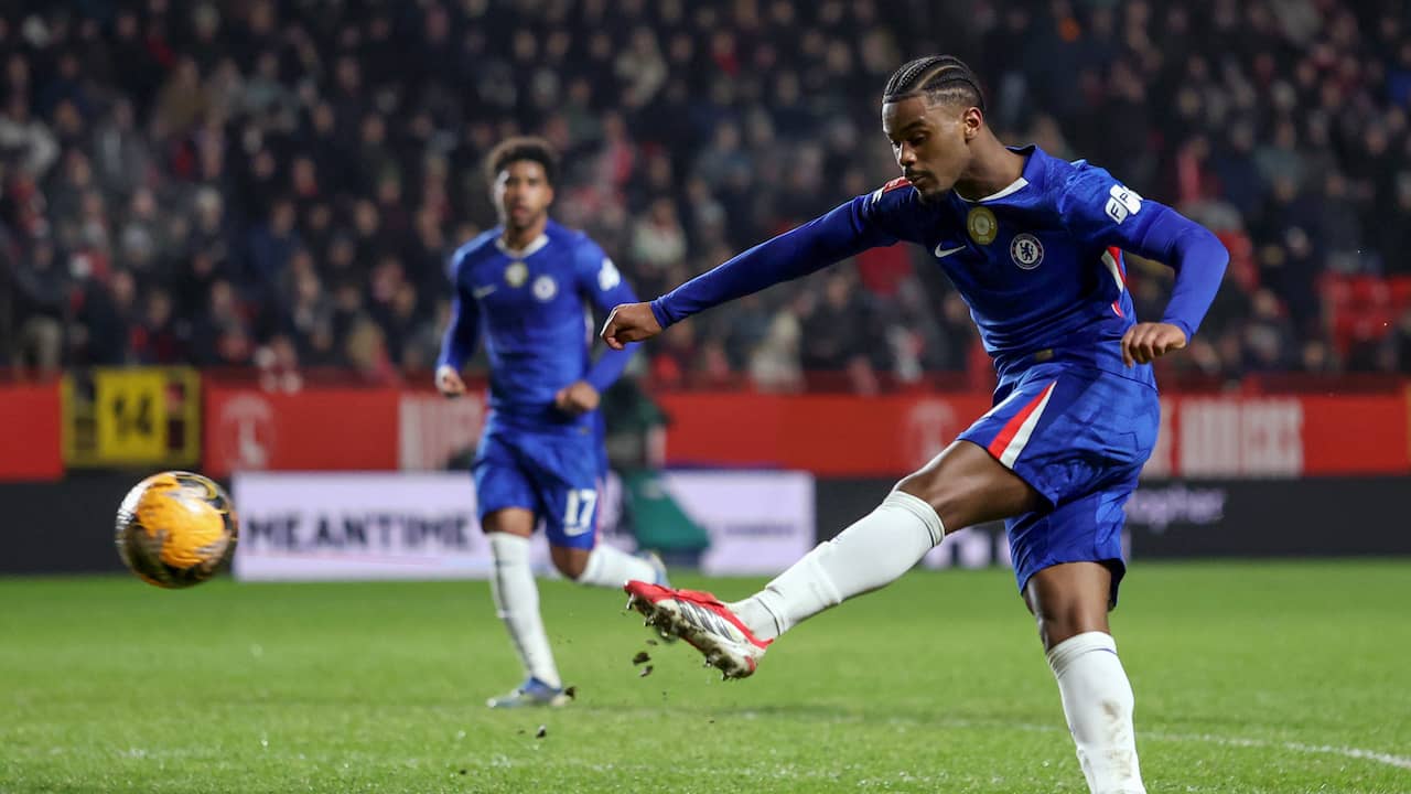 Jorrel Hato maakt op fraaie wijze eerste goal voor Chelsea bij ruime FA ...