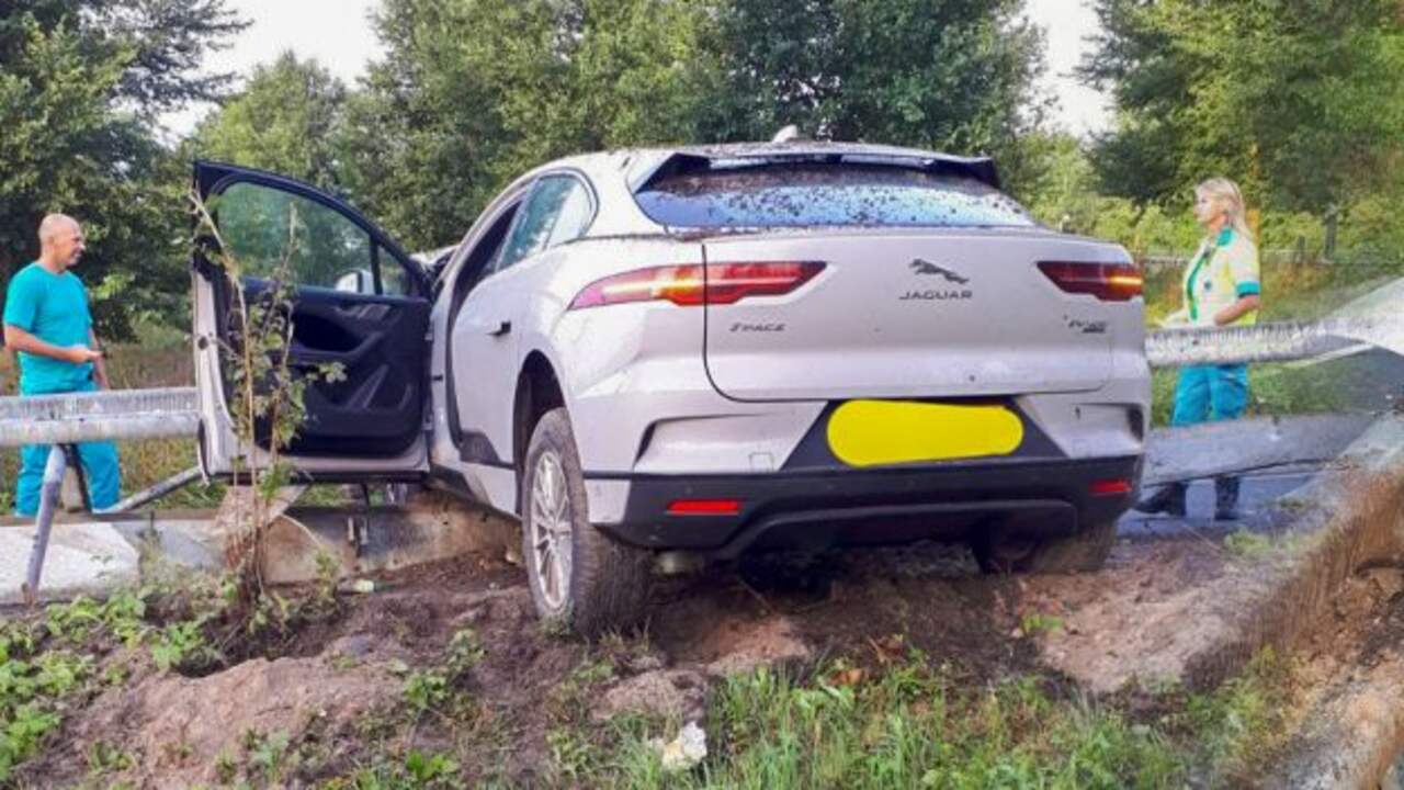 Automobilist valt in slaap achter stuur en rijdt tegen vangrail in Noord | Amsterdam | NU.nl