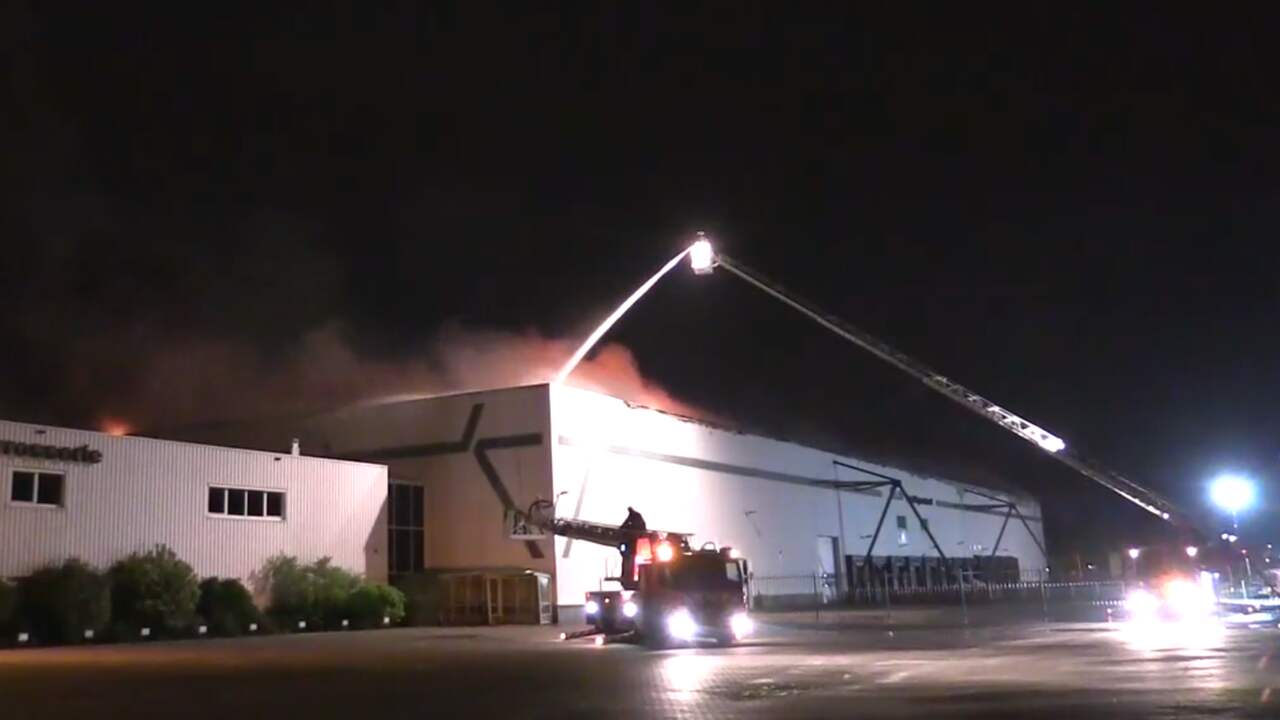Brandweer blust brand in bedrijfspand De Meern | NU.nl