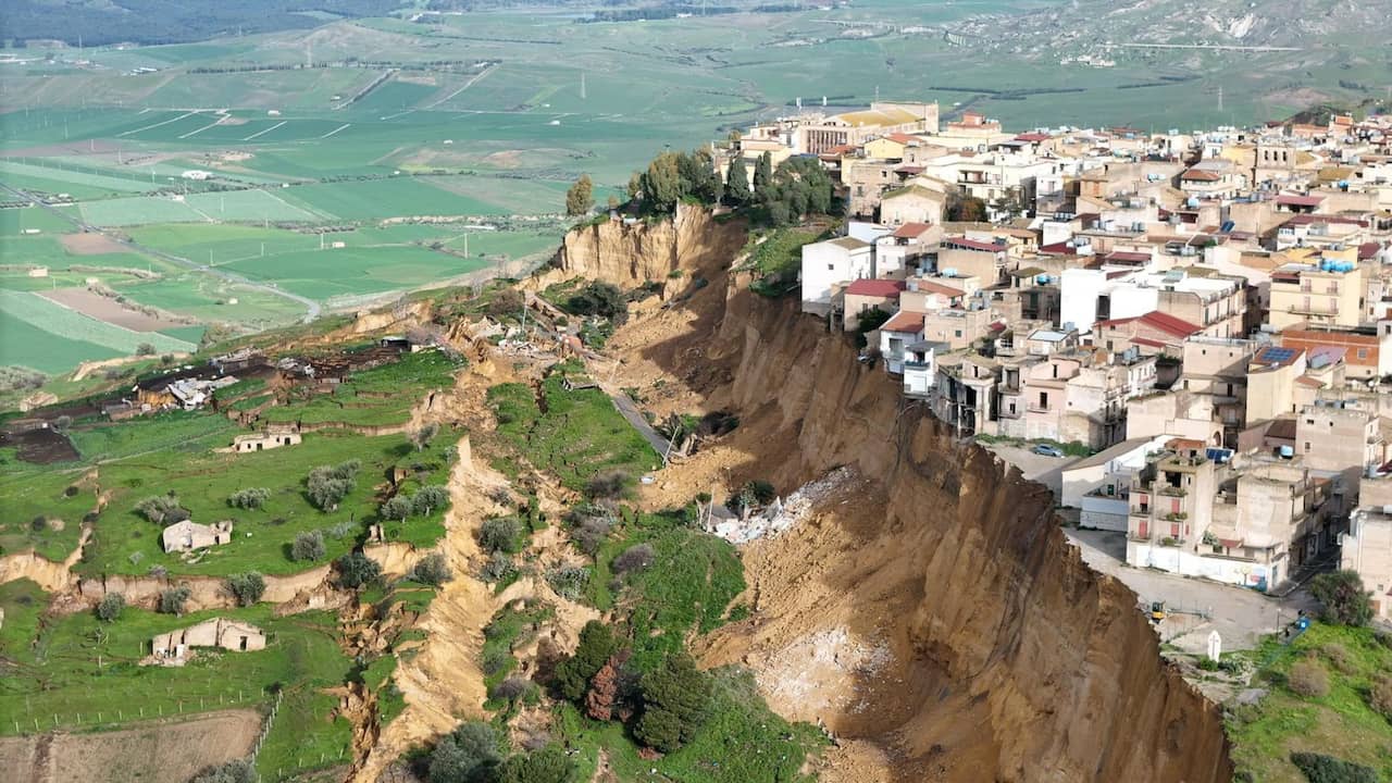 Grote aardverschuiving bedreigt Siciliaanse stad na cycloon, drie ...