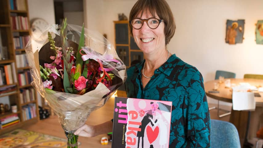 Bette Westera wint Gouden Griffel met dichtbundel Uit elkaar | Boek ...