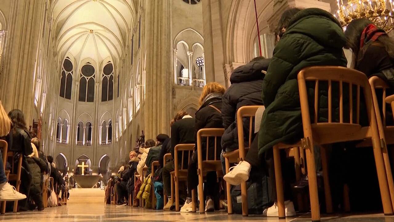 Vijf jaar na verwoestende brand is er weer een kerstmis in Notre-Dame | NU.nl
