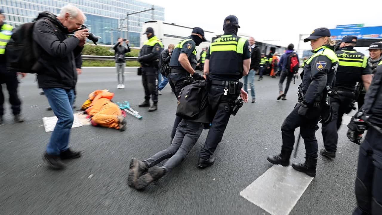 OM wil dertien XR-activisten vervolgen voor 'gevaarlijke' blokkades op ...