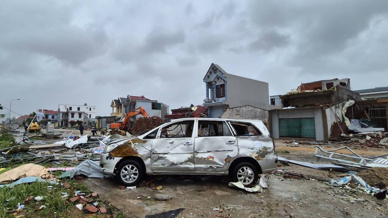 Zeker twaalf doden en zeventien vermisten door tyfoon Bualoi in Vietnam ...