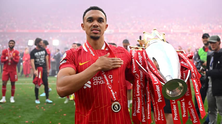 Slot en Liverpool ontvangen Premier League-trofee op uitzinnig Anfield ...