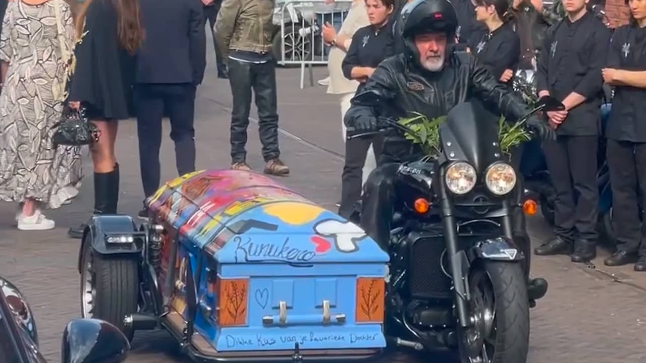 Kist van Jonnie Boer verlaat De Librije op zijspan van motor | NU.nl