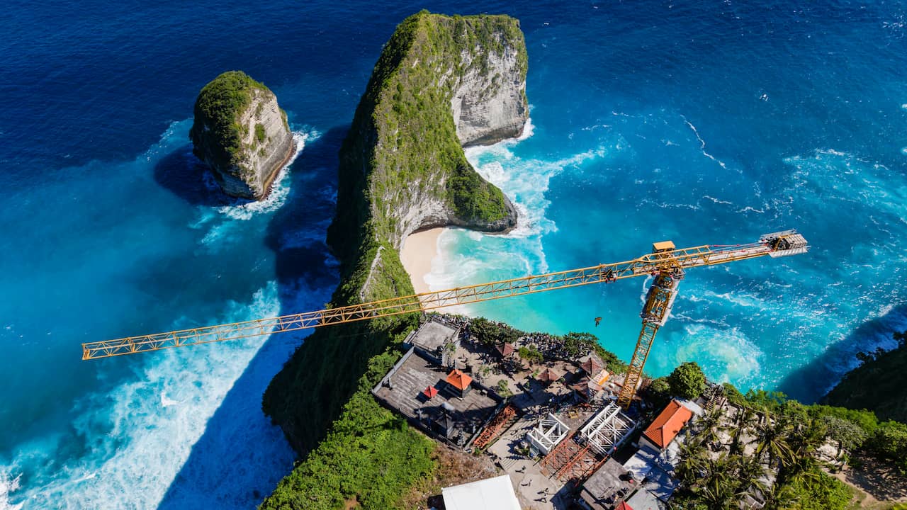 Glazen lift van 182 meter op strand bij Bali moet worden afgebroken na ...