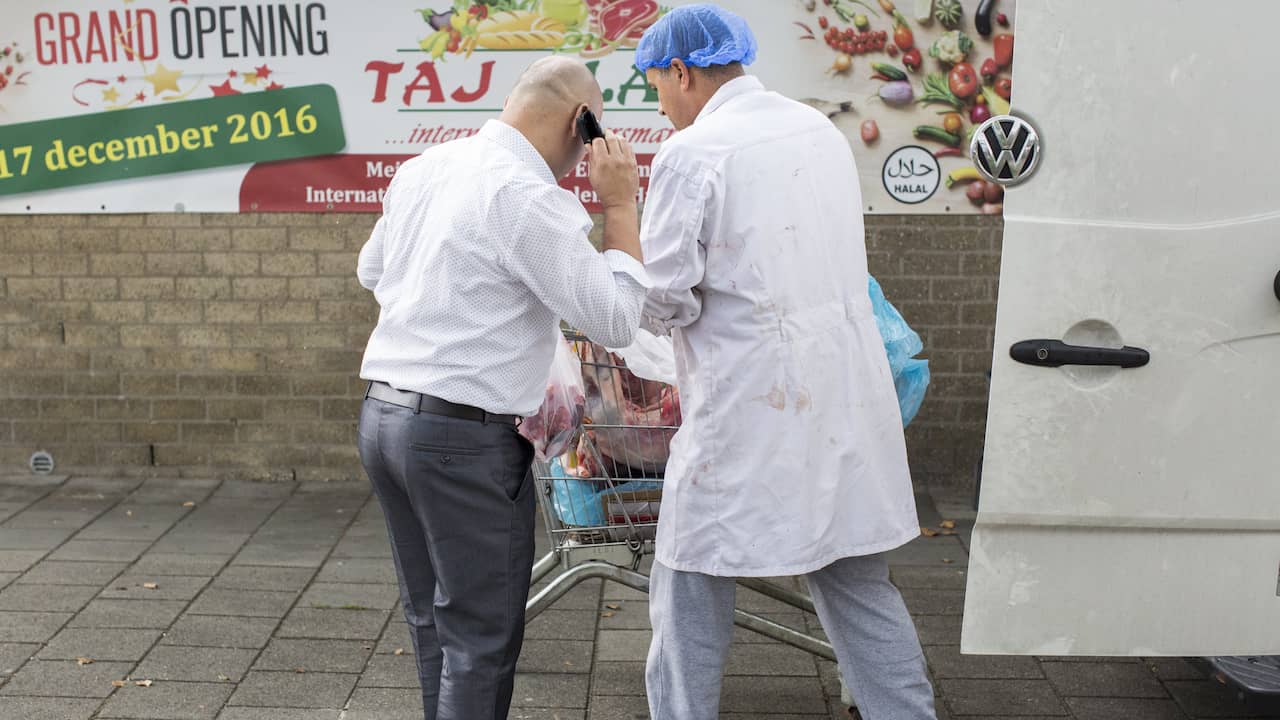 In België wordt ritueel slachten verboden, in Nederland ligt het ...