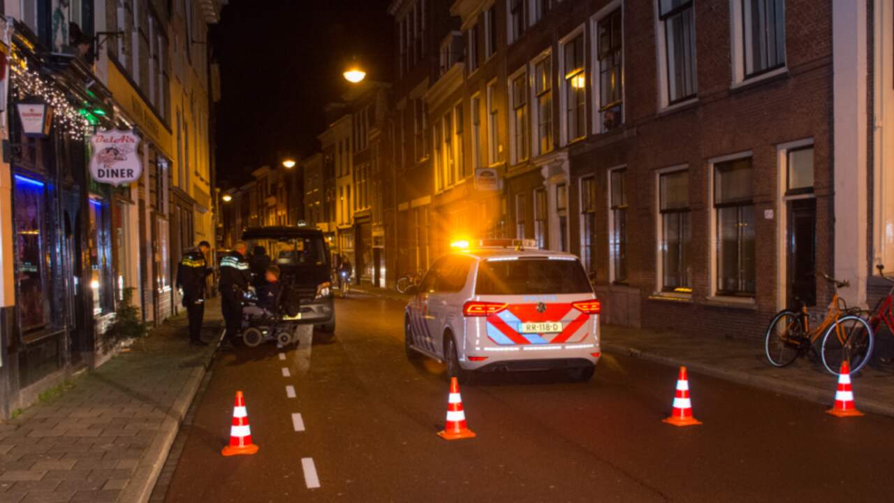 Man botst tegen rijdend busje op Noordeinde na eten spacecake | Leiden ...