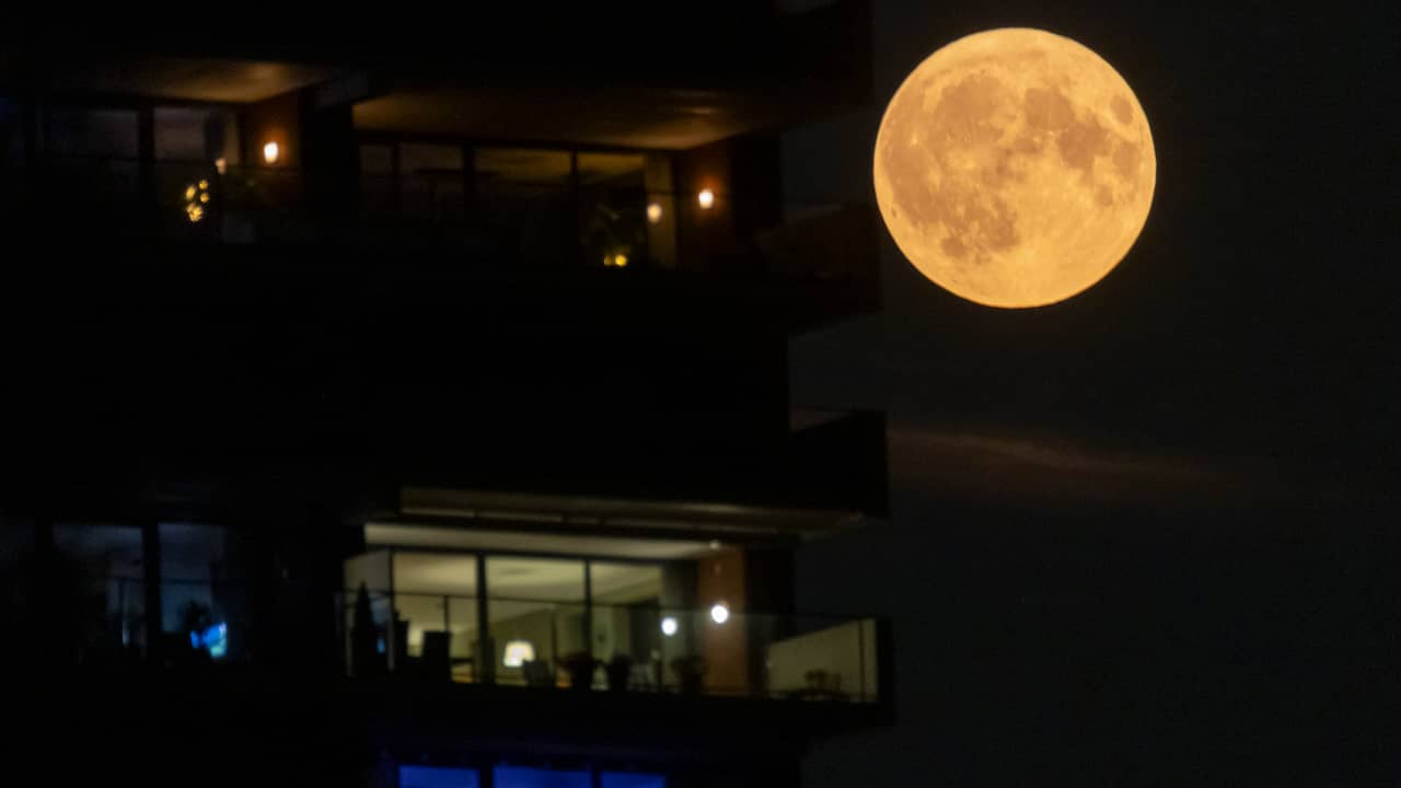 Vannacht is er een gedeeltelijke supermaansverduistering: 'Een hap uit ...